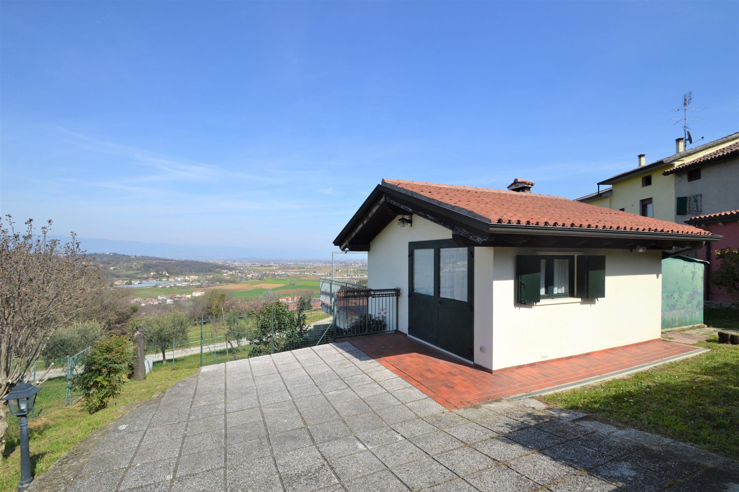 Bilocale indipendente con vista panoramica a Creazzo colle - Vetrina ...